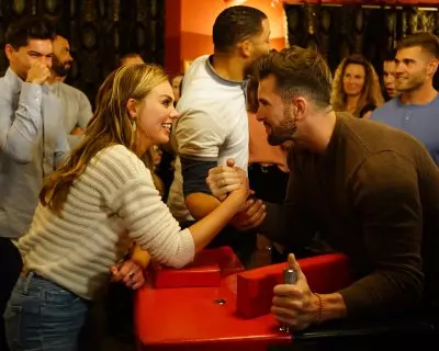 Bachelorette Hannah Brown ແລະ Jed Wyatt Arm Wrestling ມີຄວາມສໍາພັນກັນ