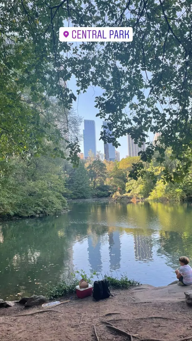 Kourtney Kardashian y Travis Barker disfrutan de un paseo romántico por Central Park: mira su dulce PDA4