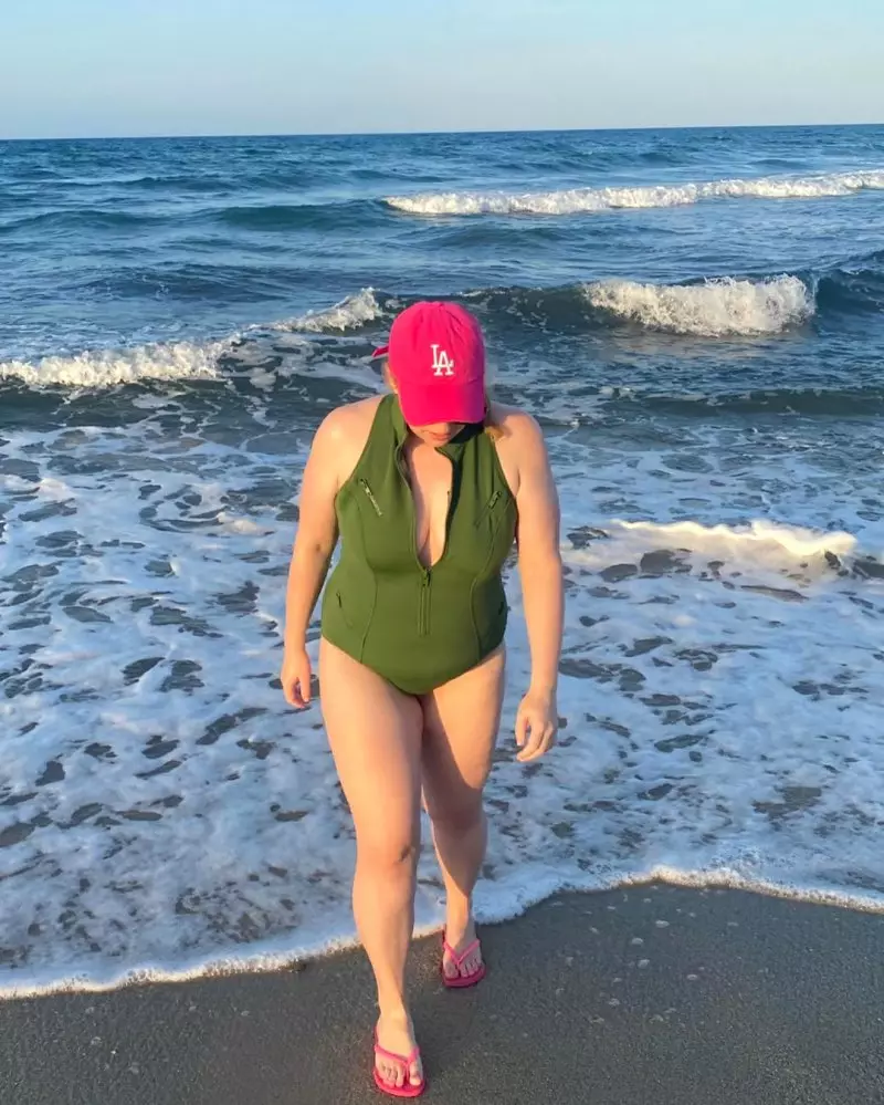 Rebel Wilson 在海滩上穿着可爱的泳装炫耀史诗般的减肥效果