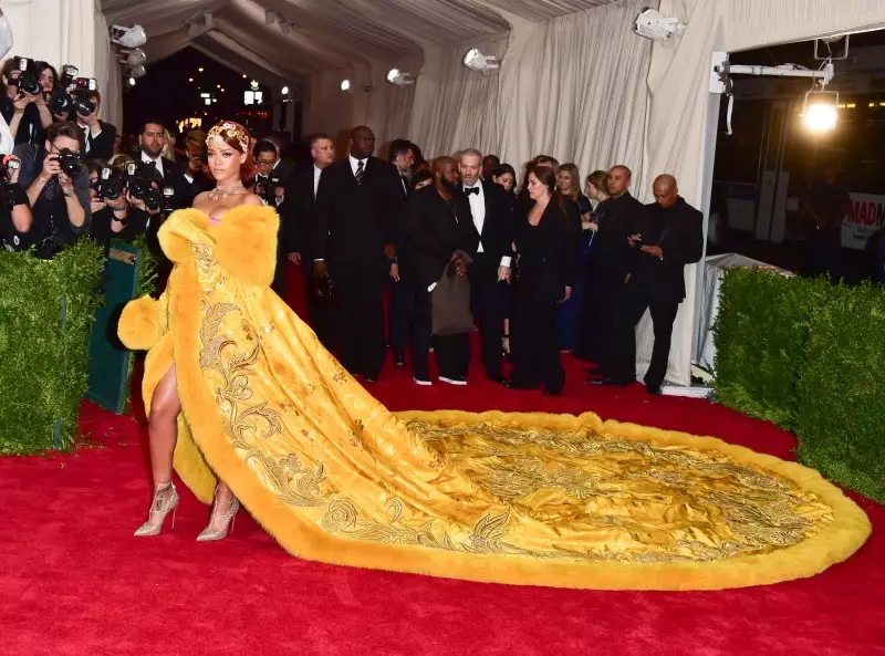 Rihanna 2015 galasıyla tanıştı