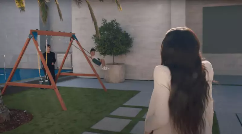 Kylie Jenner Zwiedzanie domu na podwórku