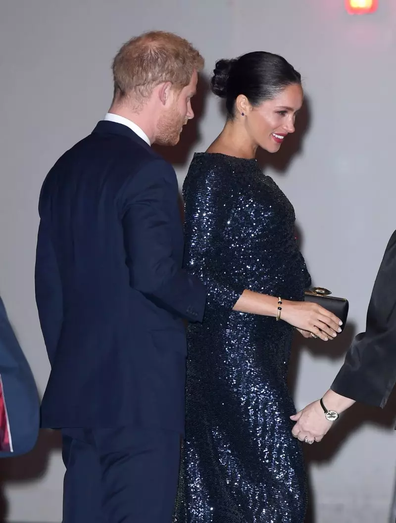 Meghan Markle mặc màu xanh lam 6