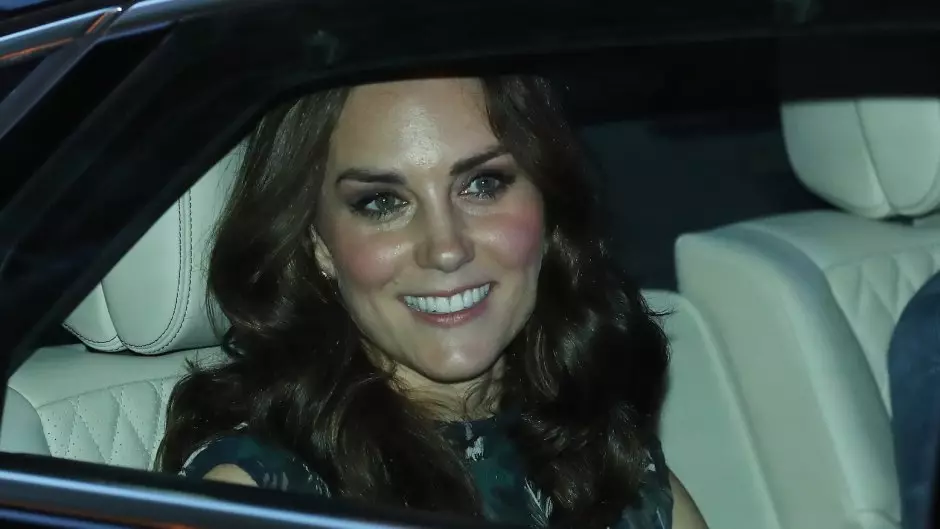 Fiidiyowga Kate Middleton oo baabuur wada