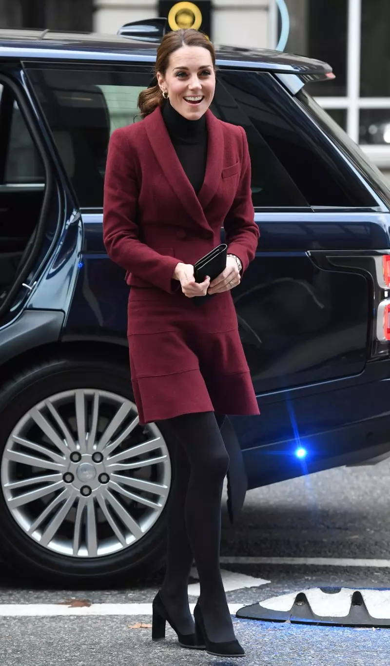 Cil û bergên sor ên Kate Middleton ji otomobîlê derket