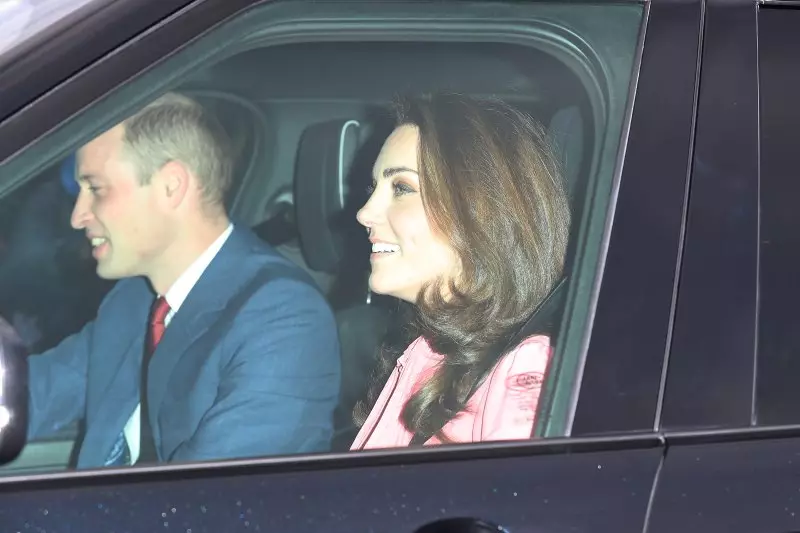 Kate Middleton, Pembe Elbise, Kraliçe Elizabeth Noel Öğle Yemeği