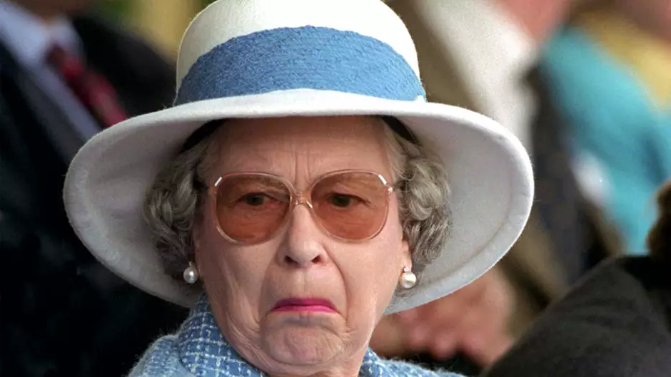 Dronning-Elizabeth-Unamused-Ansigt-Hvid-Hat-Briller
