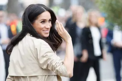 Meghan Markle vinkar