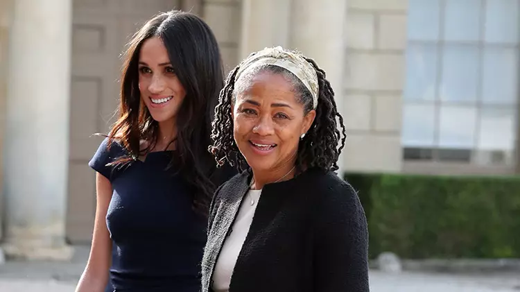 meghan markle mama doria ragland vianočná kráľovná Alžbeta