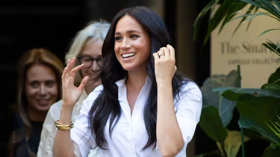 Kitufe cha Meghan Markle Nyeupe Chini na Suruali Nyeusi Kupata Mizani ya Maisha ya Kazi