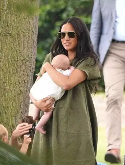 အစိမ်းရောင်ဝတ်စုံဖြင့် Meghan Markle Cradles Baby Archie