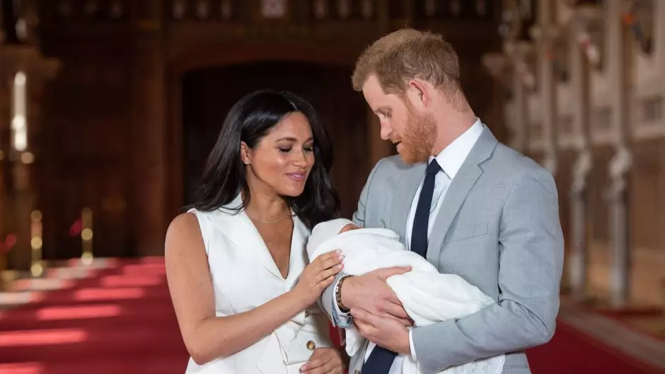 Меган Маркл и принц Гарри держат на руках малыша Арчи