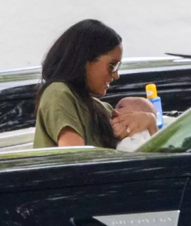 Меган Маркл держит на руках младенца Арчи