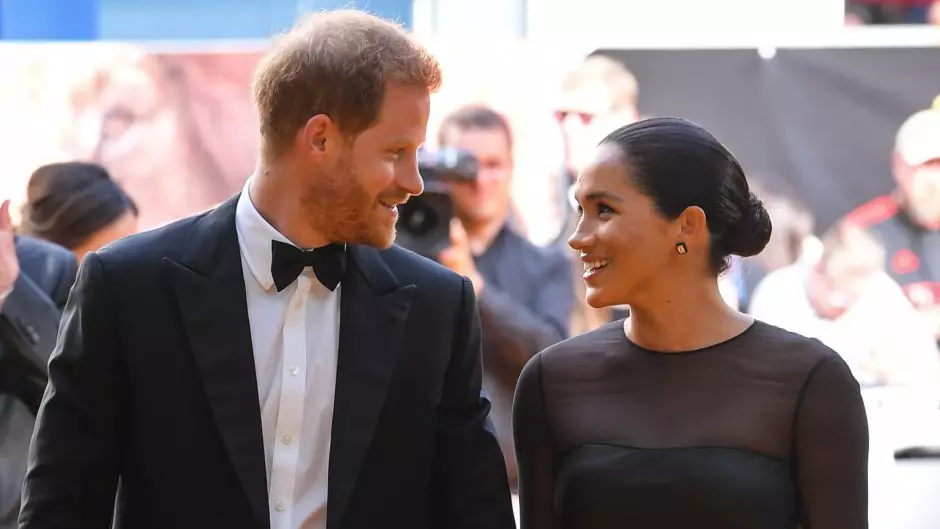 Prințul Harry și Meghan Markle se uită unul la altul