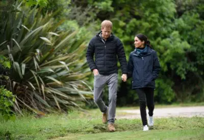 Prins Harry och Meghan Markle på promenad