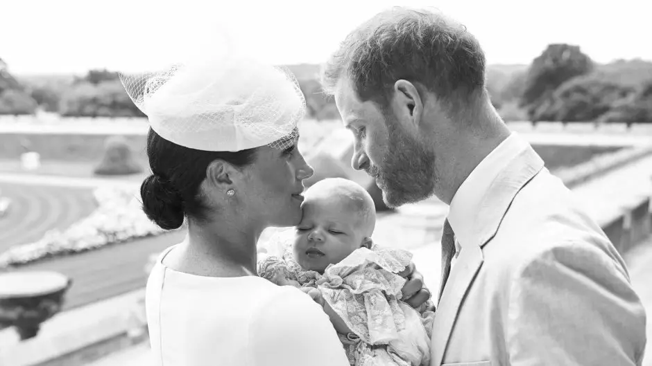 Meghan Markle እና Prince Harry Holding Baby Archie