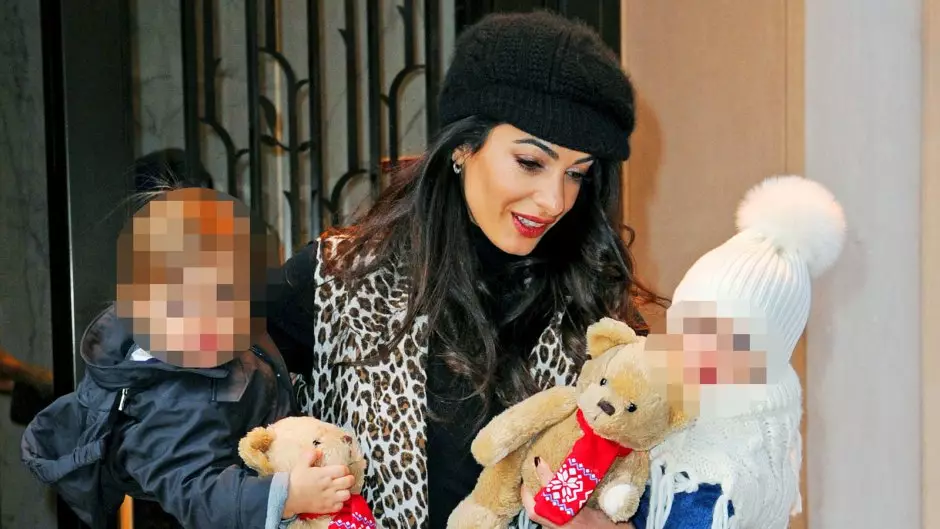 De bern fan Amal Clooney binne te leaf yn gesellige winterklean as famylje útgiet yn New York