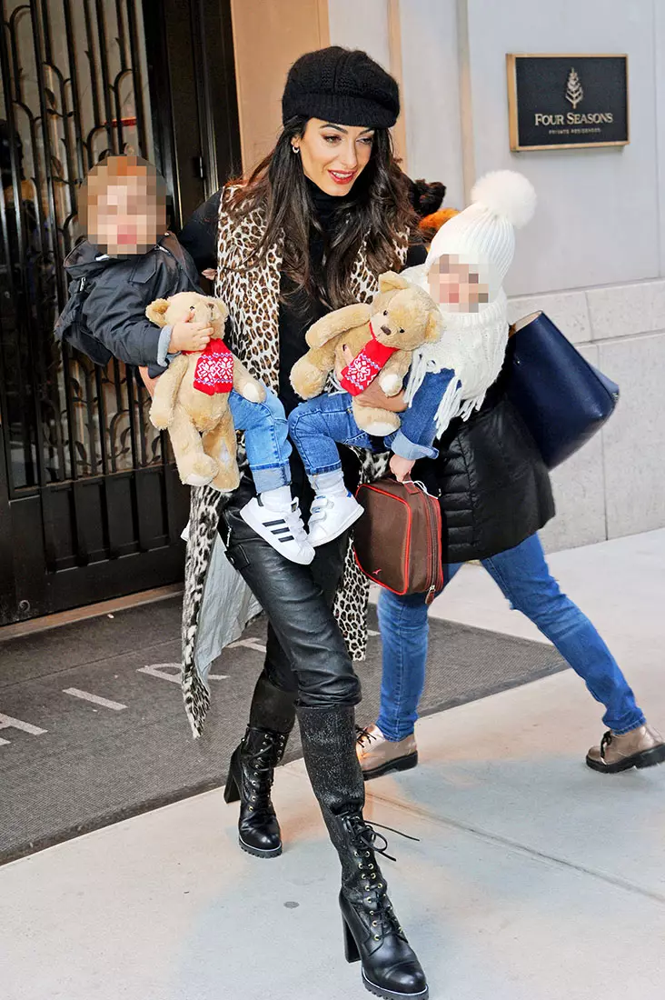 De bern fan Amal Clooney binne te leaf yn gesellige winterklean as famylje útgiet yn New York