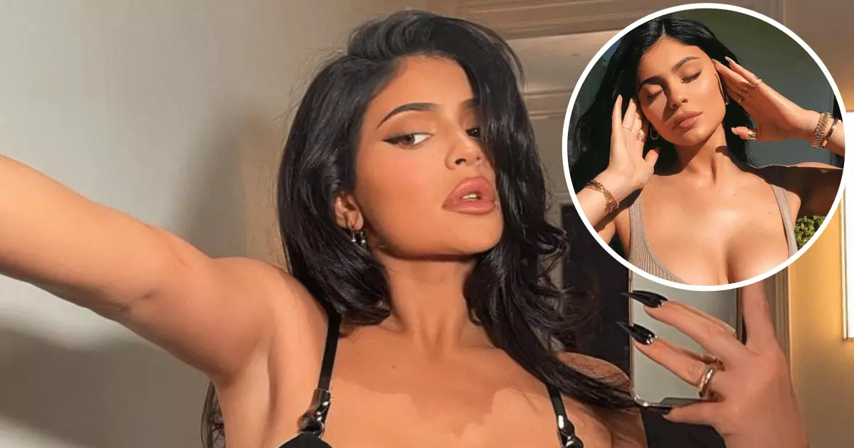 Kylie Jenner Bila Sidiria: Picha Zake Bora Zaidi za Braless