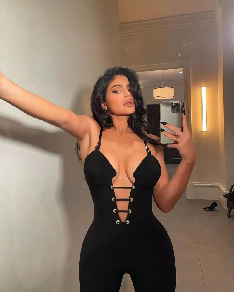 Kylie Jenner dokáže omráčiť v akomkoľvek outfite! Pozrite si jej najlepšie momenty bez podprseniek za tie roky: Fotografie