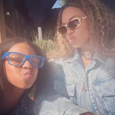 Beyoncé e a filha Blue Ivy estão gêmeas em foto rara