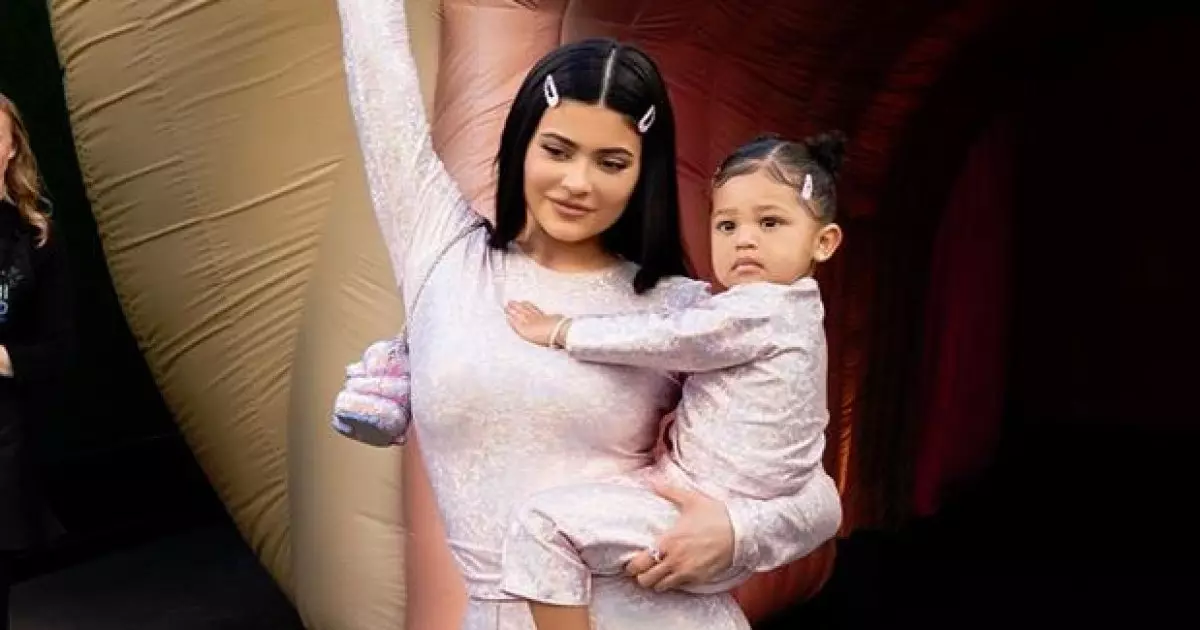 Foto Pati Kardashian-Jenner: anivèsè nesans, Nwèl, plis
