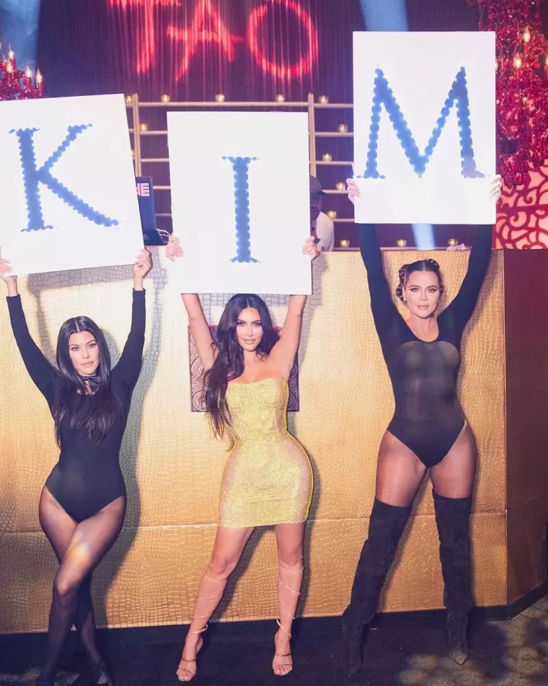 Kim Kardashianek urrezko Dolce eta Gabbana soineko vintage janzten ditu Kourtney Kardashian eta Khloe Kardashianen 40. urtebetetze festaren argazkiak