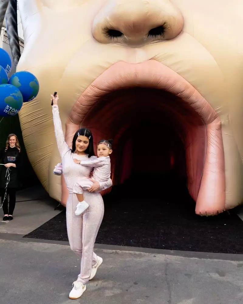 Kylie Jenner သည် BFF Anastasia Karanikolaou ၏ Daughter Stormi နှင့် ကစားနေသည့် ချစ်စရာကောင်းသော ဗီဒီယိုကို မျှဝေသည်