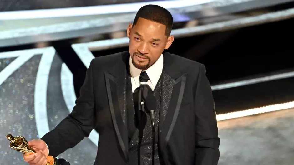 Will Smith chora no escenario durante o discurso de mellor actor dos Oscars de 2022 despois de Chris Rock Altercation