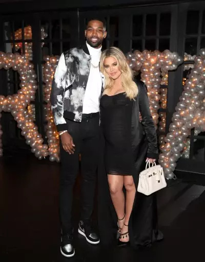 Ukhulelwe uKhloe Kardashian kunye noTristan Thompson Cuddle kwitheko lakhe lokuzalwa