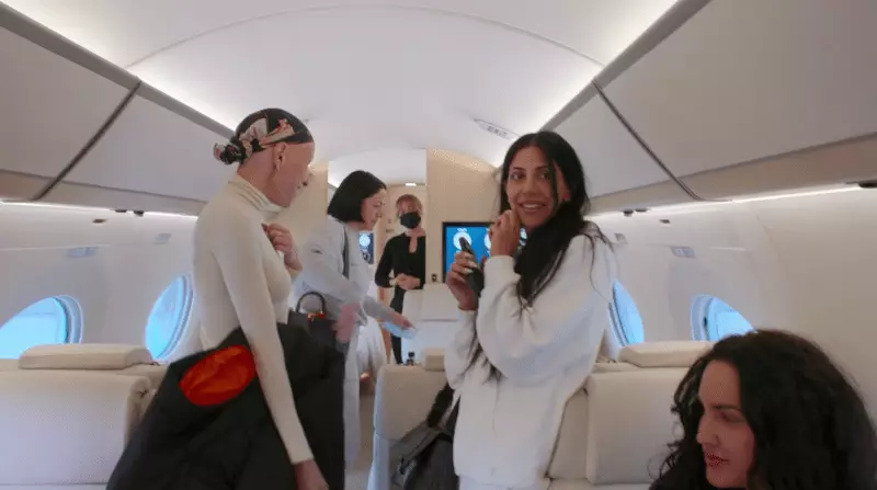 Kim Kardashian의 개인 비행기 'Kim Air'의 사진보기 : '나는 그것이 나의 연장선처럼 느껴지기를 원했습니다'