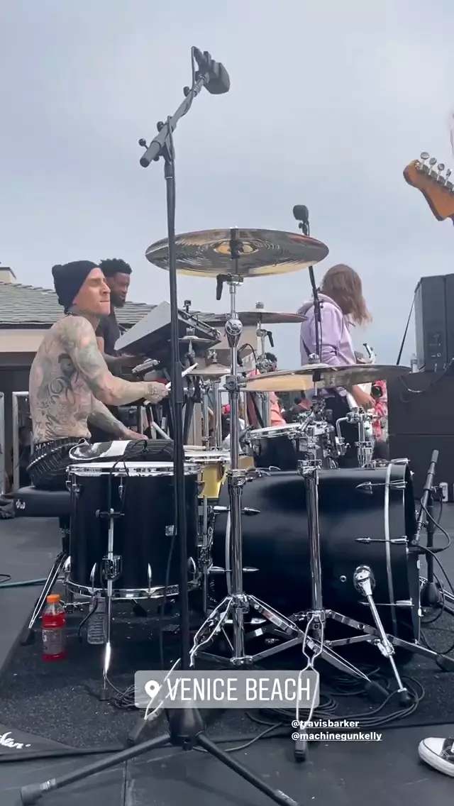 De är med i bandet! Kourtney Kardashian, Alabama stödjer Travis Barker på hans show med MGK