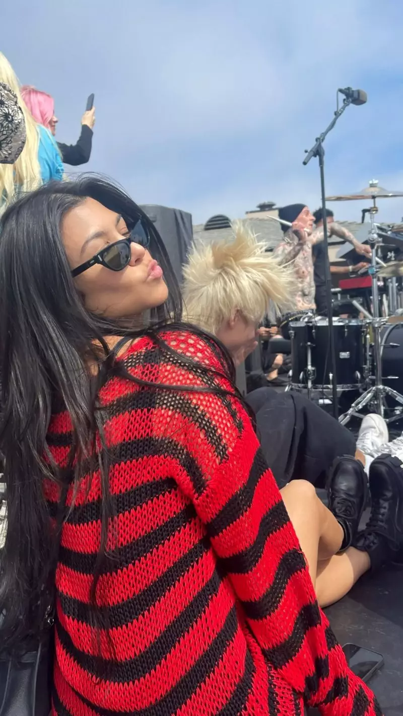 Sunt cu trupa! Kourtney Kardashian, Alabama îl susține pe Travis Barker la spectacolul său cu MGK