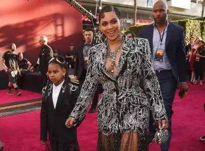 Beyoncé i Blue Ivy drže se za ruke na crvenom tepihu