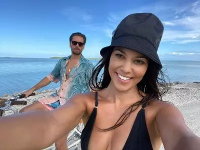 Miverina miaraka?! Kourtney Kardashian nizara sary hosodoko mahafinaritra amin'ny fialan-tsasatra miaraka amin'i Scott Disick