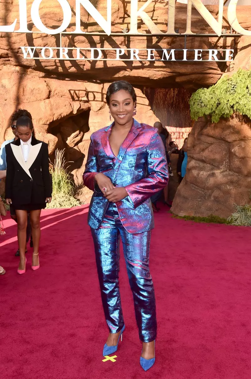 Tiffany Haddish สูทสีชมพูม่วงและน้ำเงิน