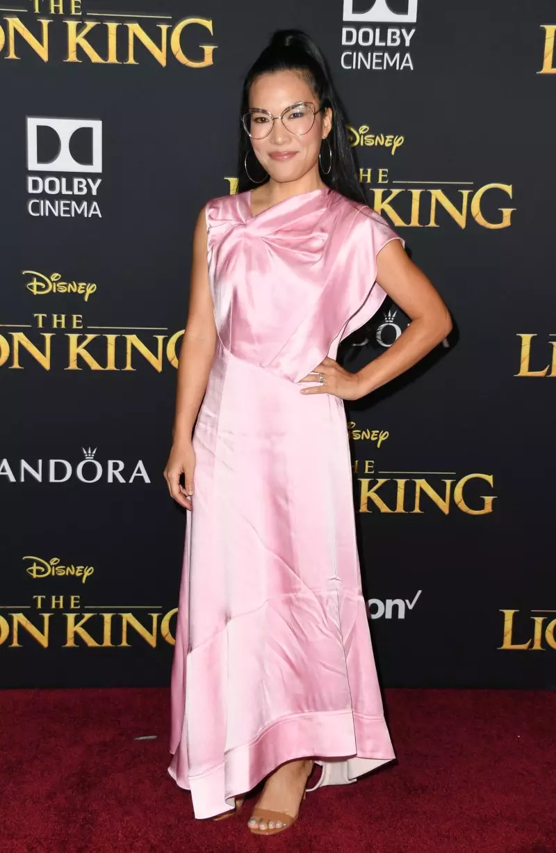 Ali Wong ชุดสีชมพู Lion King รอบปฐมทัศน์