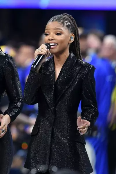 Kumanta si Halle Bailey