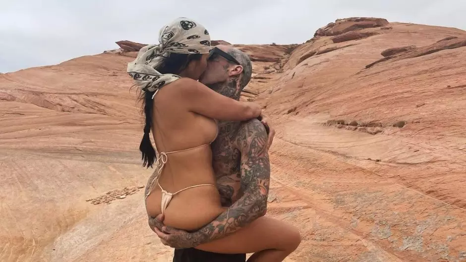 Kourtney Kardashian kust Travis Barker in Desert