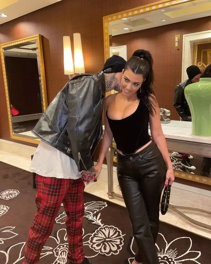 Abana ba Travis Barker Bakira Amafoto ya PDA Vegas Na Kourtney 8