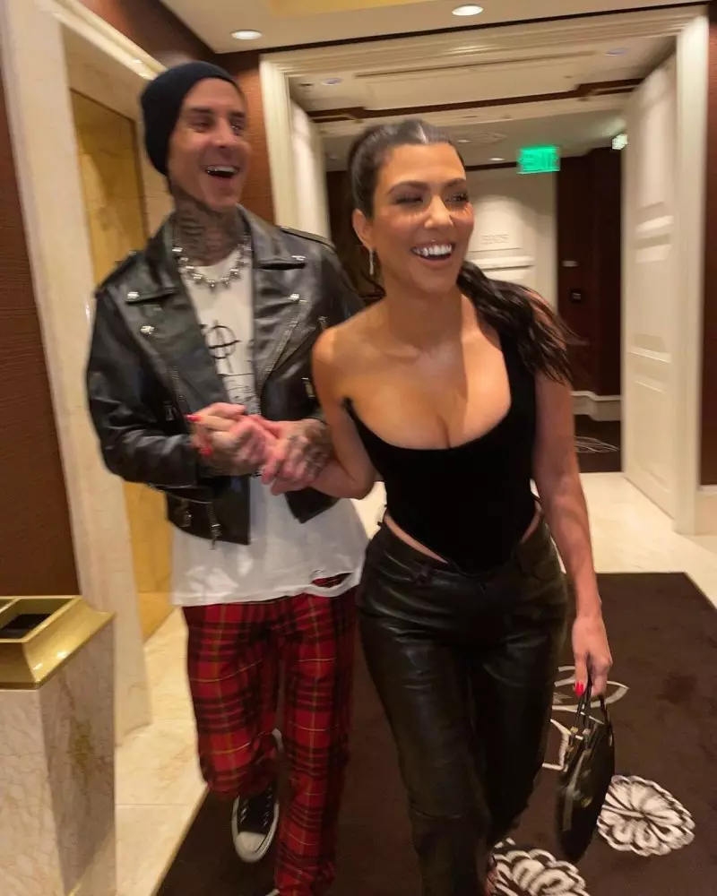 Zarokên Travis Barker bi Kourtney 7 re bertek nîşanî Wêneyên PDA Vegasê didin