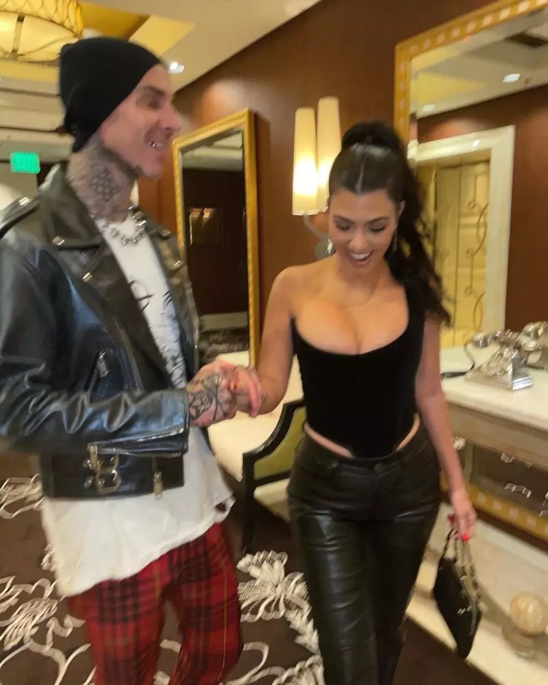 Zarokên Travis Barker bi Kourtney 6 re bertek nîşanî Wêneyên PDA Vegasê didin