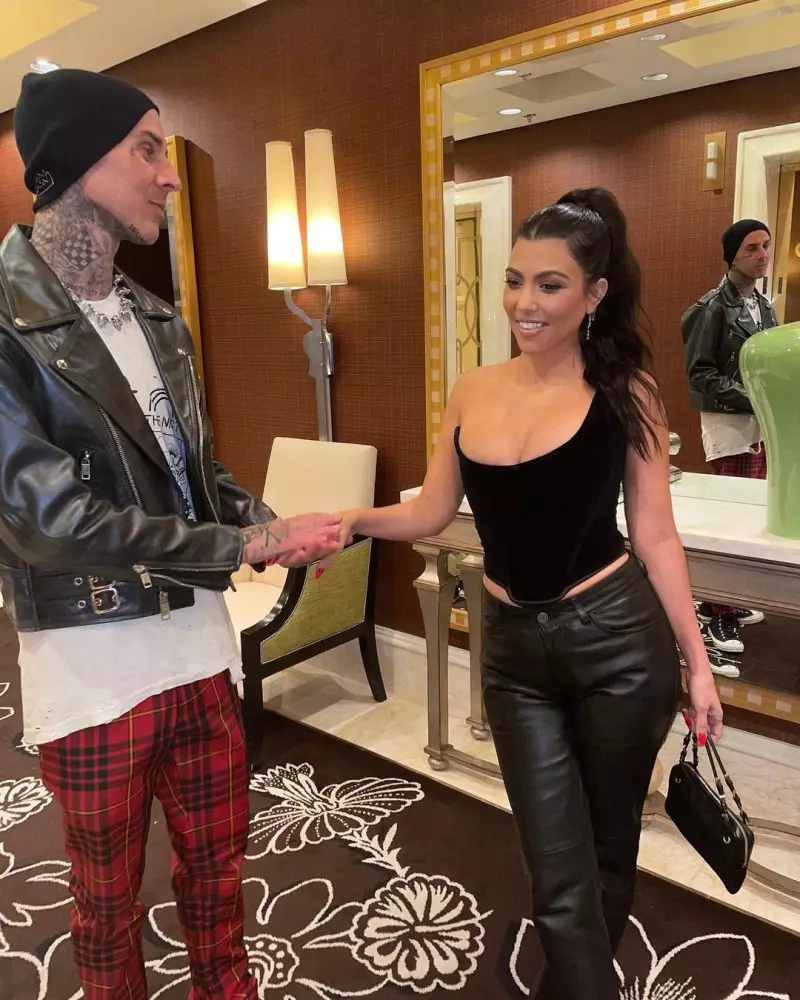 Zarokên Travis Barker bi Kourtney 4 re bertek nîşanî Wêneyên PDA Vegasê didin