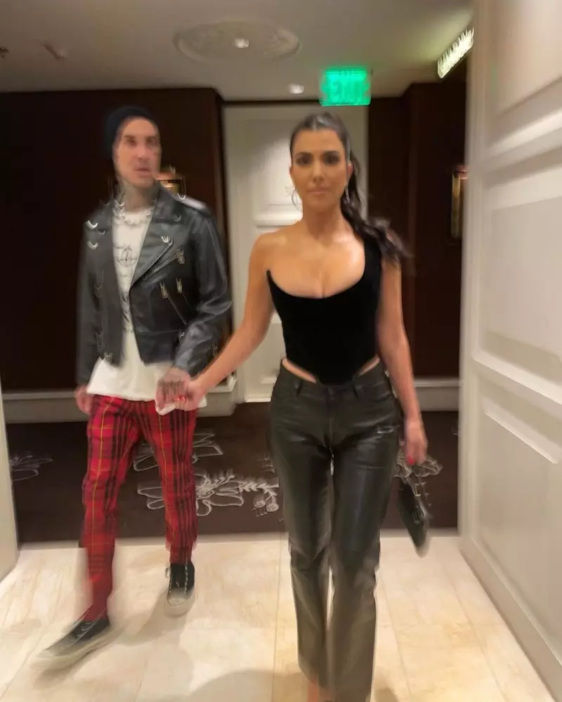 Zarokên Travis Barker bi Kourtney 3 re bertek nîşanî Wêneyên PDA Vegasê didin