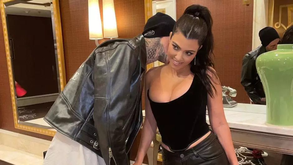 Kourtney e Travis son todos sorrisos e empacan na PDA mentres gozan dun xeado en Italia