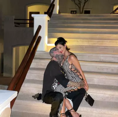 Travis Barker beija o pescoço de Kourtney Kardashian em foto em PDA