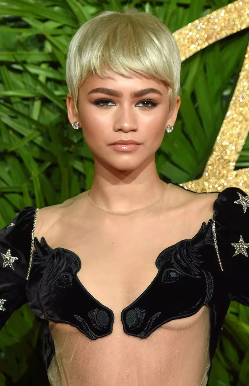 Zendaya Sen Braless Momentoj