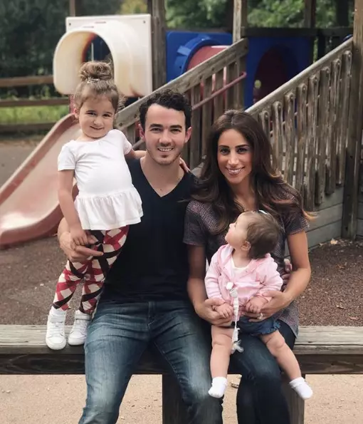 Kevin és Danielle Jonas két lányukkal