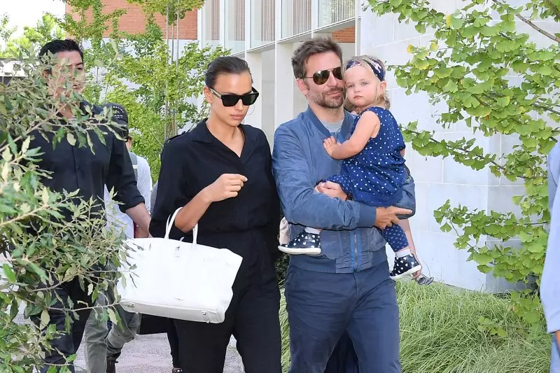 Bradley Cooper bærer sin datter