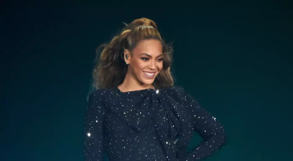 Is Beyoncé wer swier? Belly-Rubbing Video makket fans it ferlieze