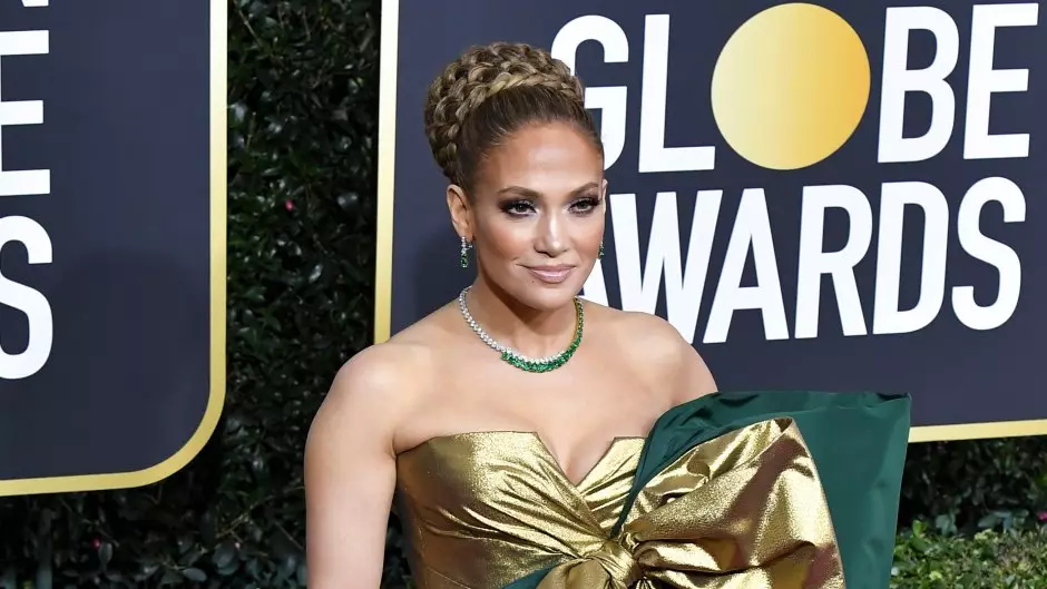 Jennifer Lopez sur Ruĝa Tapiŝo de Oraj Globoj en Oro, Verda kaj Blanka Robo